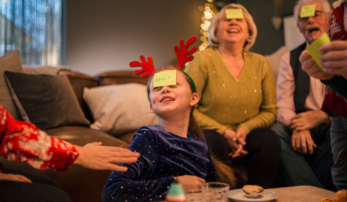 50 Christmas Minute To Win It Game Ideas for Festive Family Fun ...