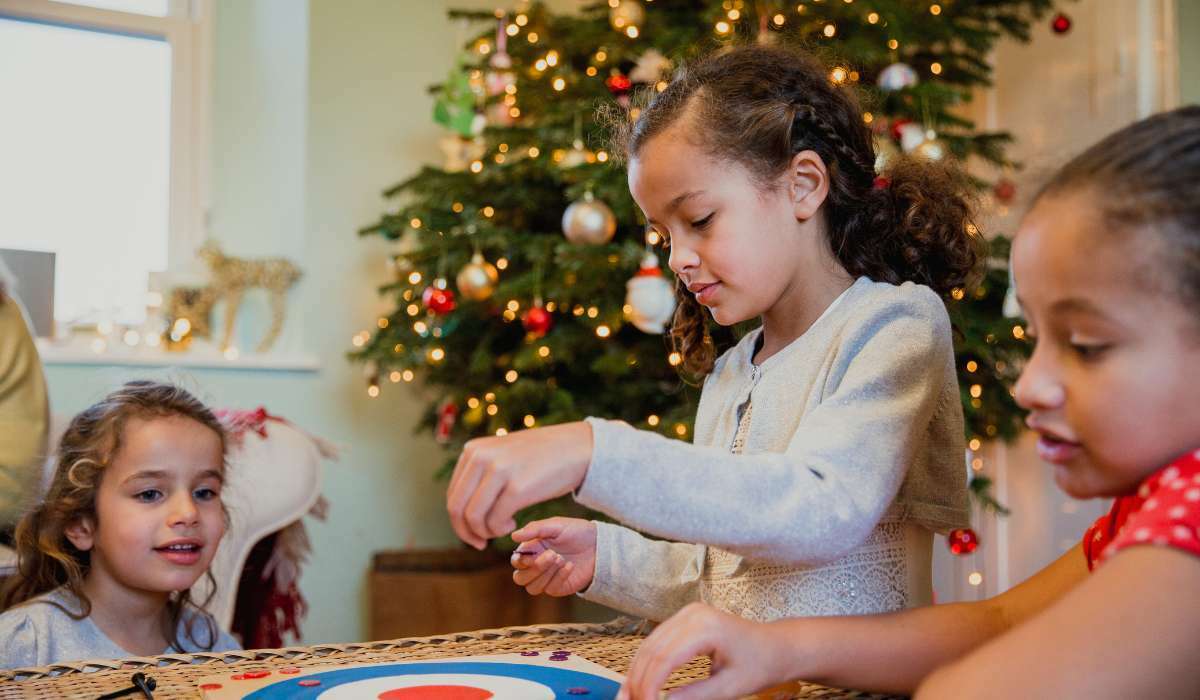 50 Christmas Minute To Win It Game Ideas for Festive Family Fun ...